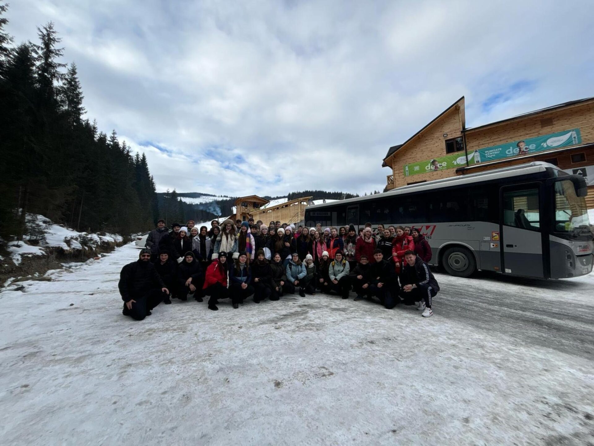 Tinerii ATOS, la săniuș și schi pe pârtia de la Cârlibaba – Monitorul ...